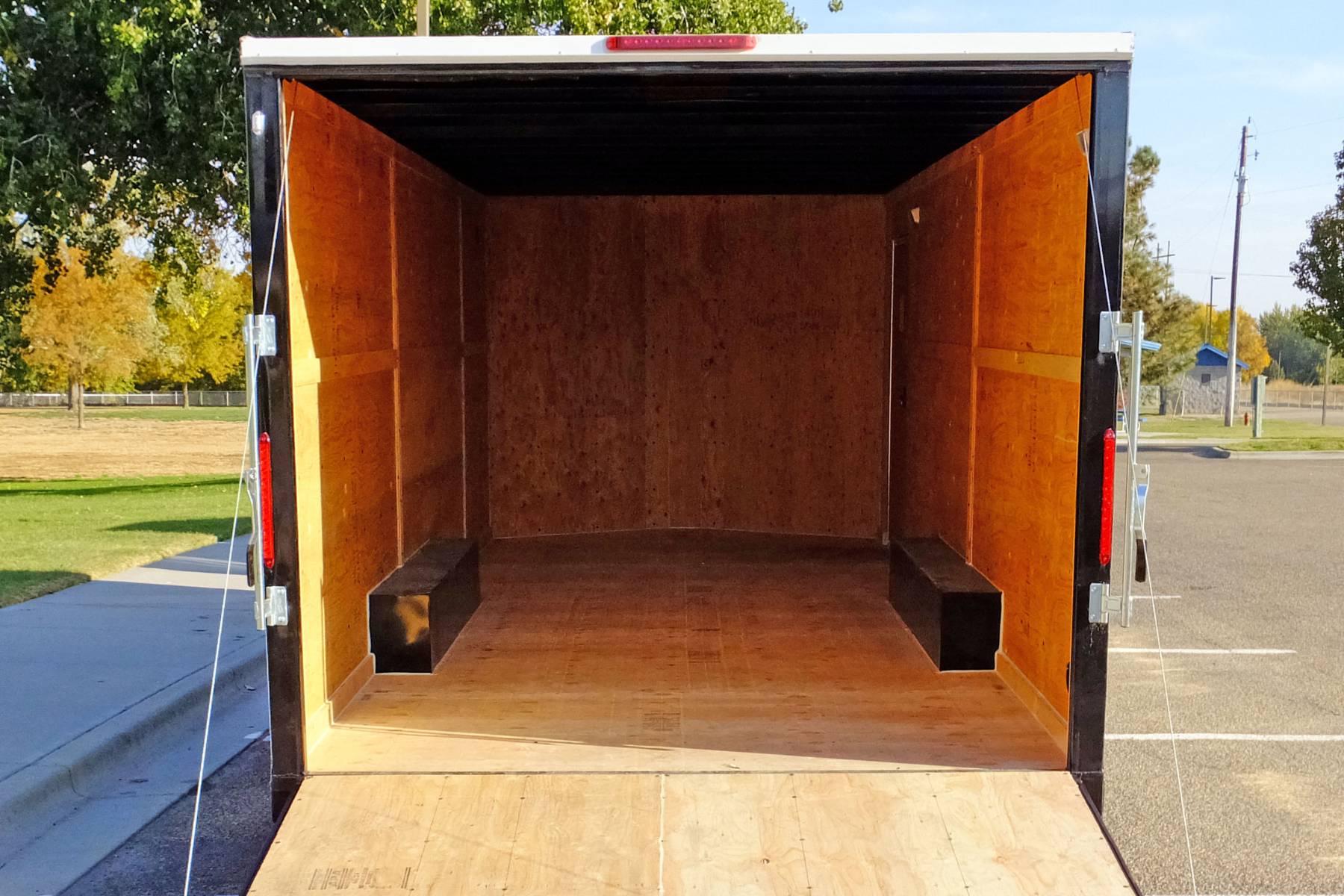 Trailer Cerrado 8x12 @ Precios directos de fábrica!